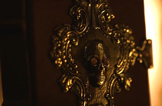 Un exemplaire des Contes de Beedle le Barde écrit par J.K Rowling aux ...