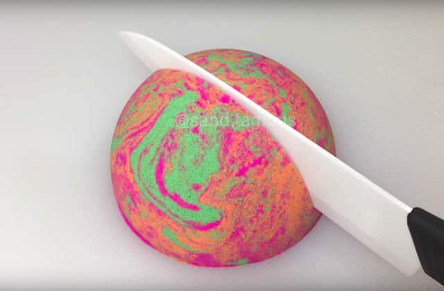 Video satisfaisante : sable cinétique coupé sur YouTube