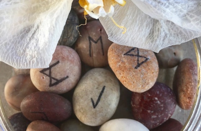 Runes : comment les lire et les interpréter, guide pratique pour les ...