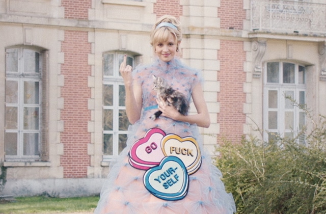 Les articles dérivés du clip de Balance Ton Quoi d'Angèle sont enfin ...