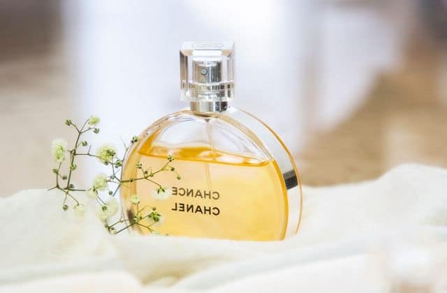 Pyramide olfactive : comment s'organisent les notes d'un parfum