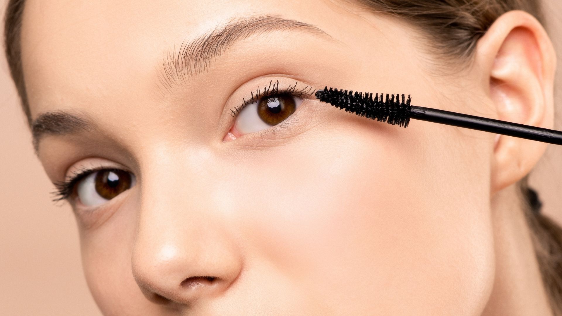 Avant d’acheter un soin pour booster la pousse de vos cils, lisez ça ...