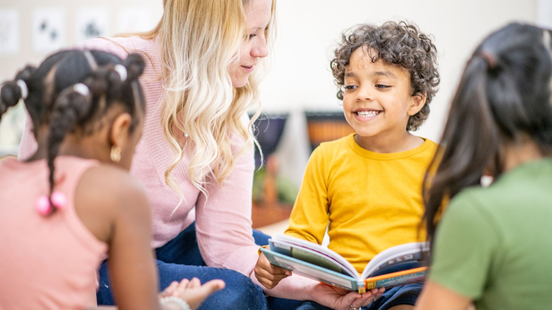 Essentielles à l'école maternelle, les Atsem sont en grève - Madmoizelle