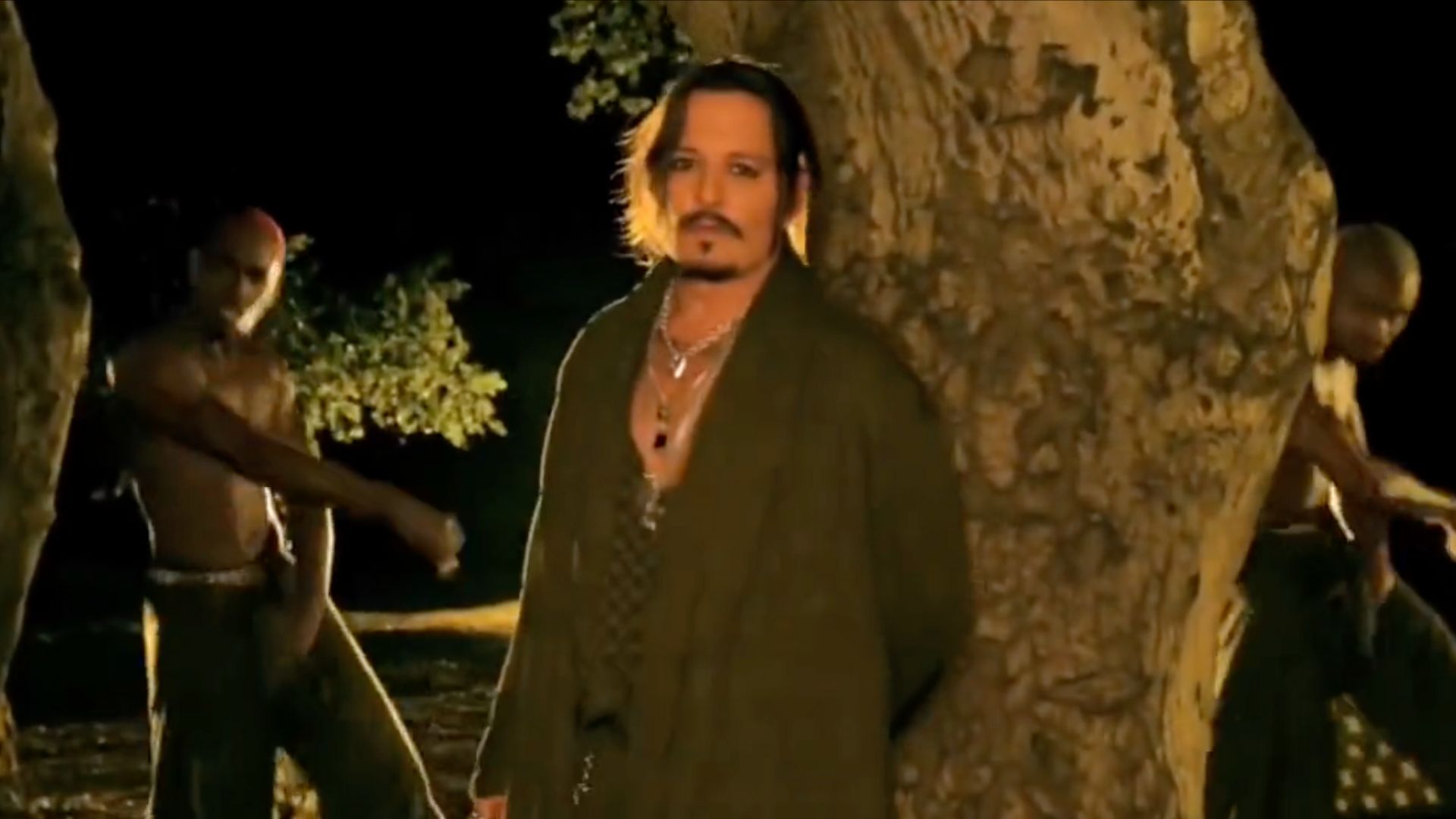 Johnny Depp a bien défilé pour Rihanna et sa marque de lingerie Savage ...