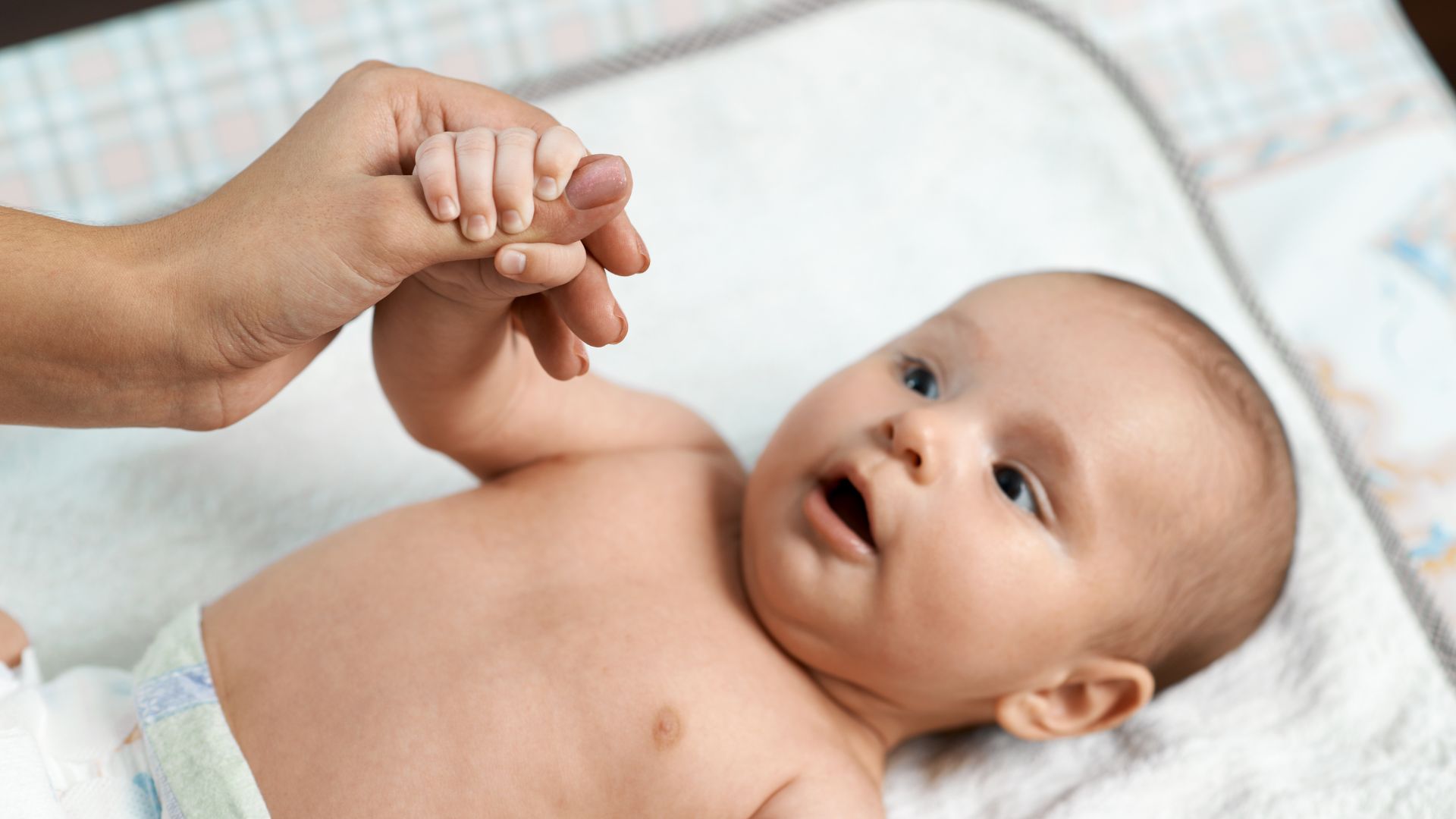 Origine, importance, évolution... : c'est quoi le réflexe de Moro ...