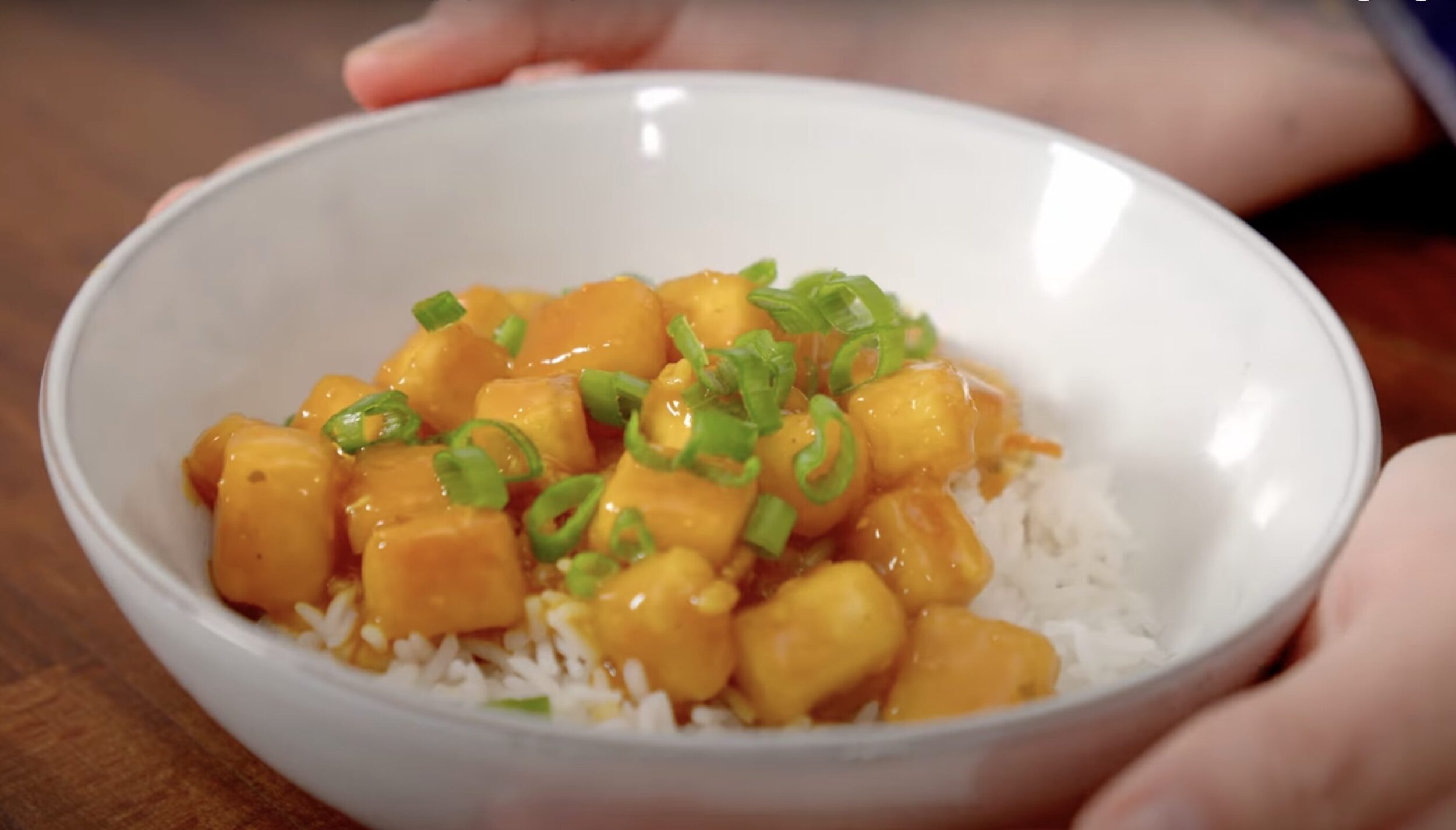 La recette vegan du tofu à l'orange de La Petite Okara, crousti-fondant ...